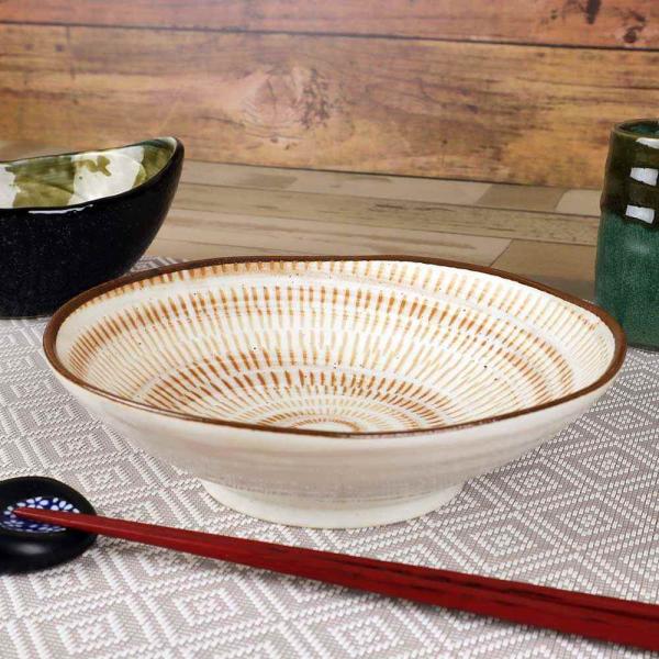 暖かみを感じる民芸風の模様が人気の「美濃民芸」シリーズの鉢です。1〜2人用の唐揚げや煮物を盛り付けたり、鍋やおでんの取り鉢として使ったり。和の食卓になじみつつも存在感のあるステキな器です。サイズ: 直径 17.1x高さ 4.8cm生産:日本...