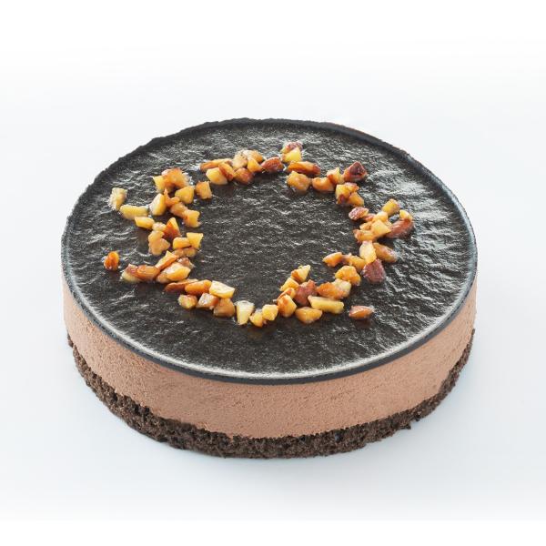艷やかなグラサージュで仕上げた美しい見た目は、高級感を演出し特別なシーンにもピッタリです。天面にはアーモンドをトッピングしカリッとした食感がアクセントになっています。なめらかなムースと香ばしいナッツの組み合わせが一口ごとに満足感をもたらしま...