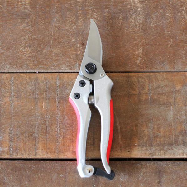 【お届け内容】剪定ばさみ（切断能力：10ｍｍの枝）【サイズ目安】 全長17.5cm 幅5cm 【材質】・刃部：日本鋼SK 日本製鋼SK5 ※台湾製仕上げ加工：サンフラワーファクトリー（日本での仕上げ）【注意事項】 このハサミは草木類の園芸用...