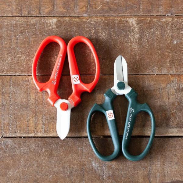 【お届け内容】花ばさみ（カバー付き）【サイズ目安】 全長：17cm刃長：4cm【材質】・刃部：刃物用炭素銅（表面フッ素樹脂加工）・ハンドル部：エラストマ樹脂※日本製　【注意事項】 カバーの色はランダムとなっております。画像にあります色とは異...