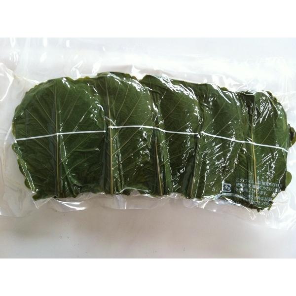 柏の葉をゆでてアクを抜き、真空パックにしてあります。軽く水洗いして、そのまま使っていただけます。