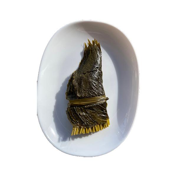 国産(伊豆産)の桜葉桜餅には絶対に欠かせないアイテムです♪道明寺粉を使った関西風、小麦粉、白玉粉を使った関東風の桜餅…桜葉の色と香りが桜餅のおいしさを一層引き立てます。夏は、くず桜にもご利用ください。塩漬けですので水洗いをしてお使い下さい。