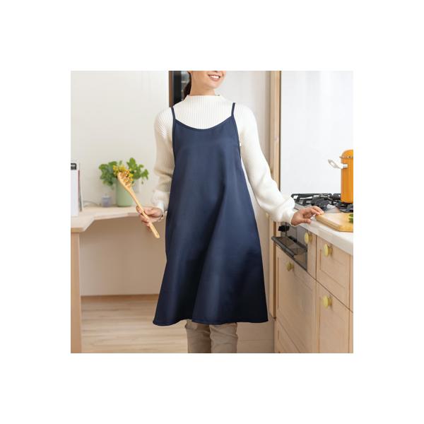 お家でもお外でも大活躍！ワンピース感覚エプロン♪サッとかぶるだけでらくらく着られるので洗濯・掃除に。またそのままお買い物にも便利です。肩紐はアジャスター付きで丈の調整が簡単。両サイドに深めのポケット付きでスマホやお財布もすっぽり。シワになり...