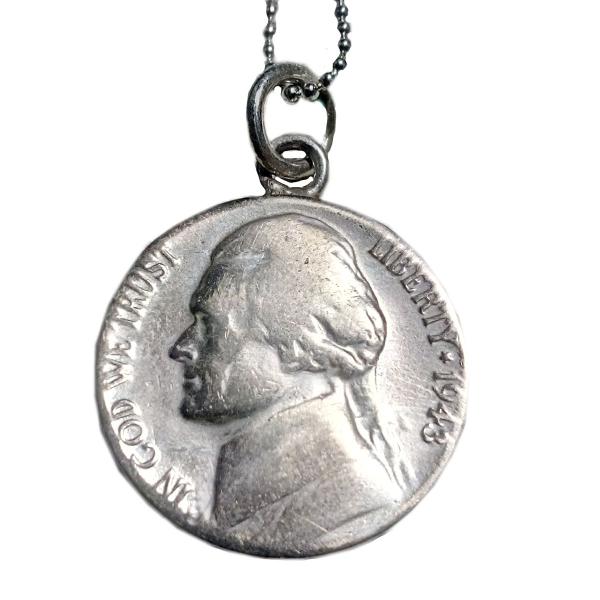 ジェファーソンニッケル通称；ウォータイム・ニッケル（1942年中頃〜1945年）アメリカの5セントアンティークコインです。第2次世界大戦中1942年から1945年にかけて発行のこの硬貨の構成は、銅56％.銀35％.マンガン5％ニッケルは一切...