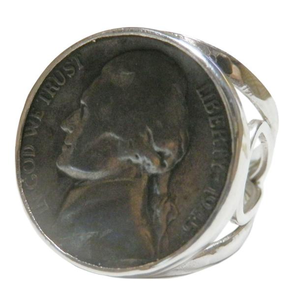 ジェファーソン5セント白銅貨。第2次世界大戦中の1942年から1945年にかけて発行された通称「ウォータイムニッケル」ニッケルとありますが、銅56％、銀35％、マンガン5％となっています。ウォータイム・ニッケルには裏側のモンティチェロのドー...