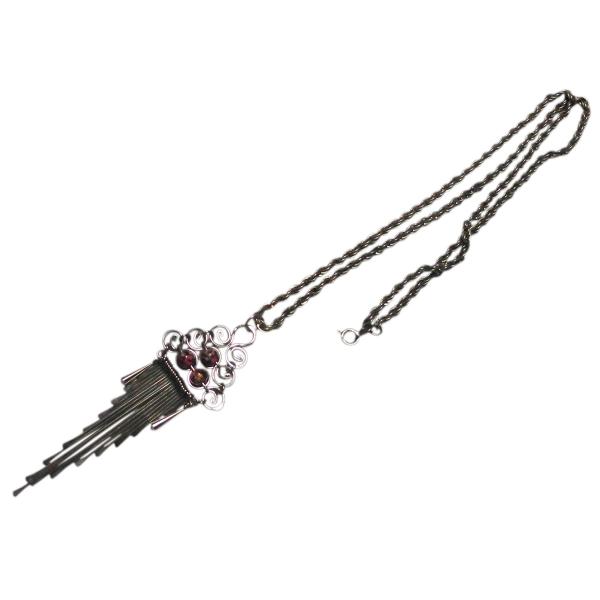 しずく棒をグラデにそろえた手作りパーツの組み合わせデザイン■全体の大きさチェーンの長さ：64cmチェーン含む全体の重さ：32g留め金具から中心のトップパーツまでの直線の長さ：約42cmペンダントトップの大きさ：縦10cm×横3,5cm赤色ビ...