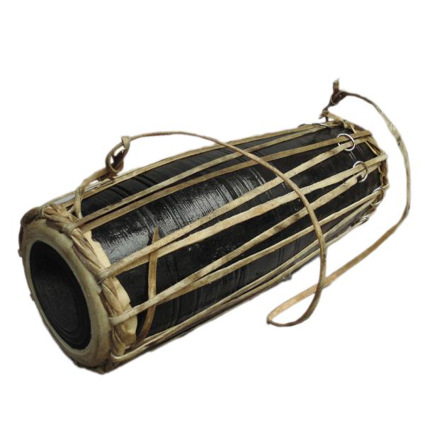 ネパールの打楽器マダルマドゥルとも表記されますほとんどのネパール音楽に使用されているリズム楽器。両面太鼓です。木のボディは山羊の皮で張られています。鼓面の真ん中は黒く加工されています。音の調節はリングを動かして出来ます。乾いた音がします。■...