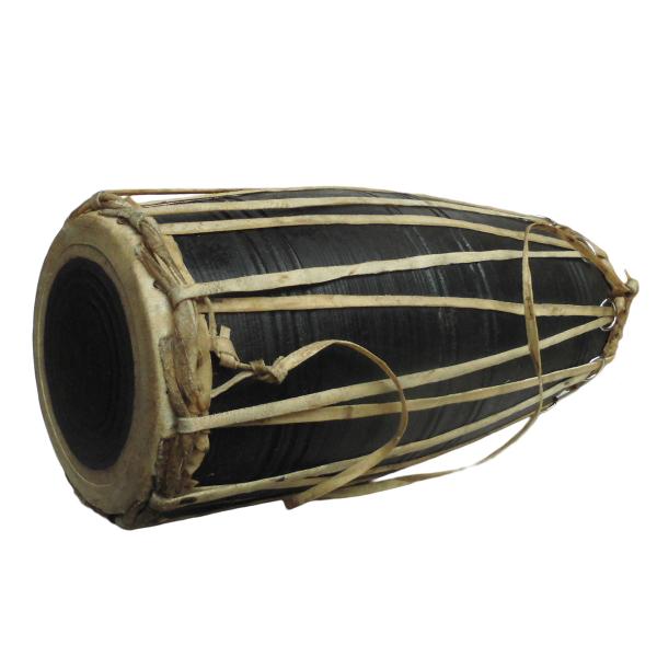 ネパールの打楽器マダルマドゥルとも表記されますほとんどのネパール音楽に使用されているリズム楽器。両面太鼓です。木のボディは山羊の皮で張られています。鼓面の真ん中は黒く加工されています。音の調節はリングを動かして出来ます。乾いた音がします。■...