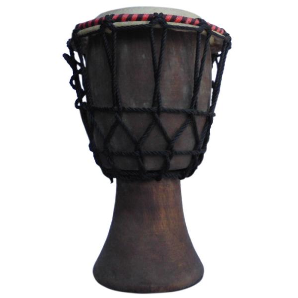 ジャンベは西アフリカ起源の太鼓で、打楽器のひとつ。胴は木をくり抜き、ナイロンの紐でチューニングするスタイル片面太鼓で、比較的小ぶりのジャンベ■全体の寸法ヘッド直径：約16cm（円の縁まで含む）高さ：25cm　取っ手の周り：約20cm重さ：5...