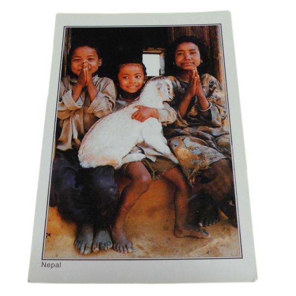 ネパールの人々を映した素朴な風景.農村風景とてもきれいな写真プリントのポストカードです。■全体の大きさ縦:15.5cm 横:10.5cm重さ:4.8g■ご注意点アジアのポストカードです。経年劣化等により四隅の角がつぶれている裏面の薄い黄ばみ...