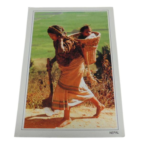 ネパールの人々を映した素朴な風景.農村風景とてもきれいな写真プリントのポストカードです。■全体の大きさ縦:15.5cm 横:10.5cm重さ:5g■ご注意点アジアのポストカードです。経年劣化等により四隅の角がつぶれている裏面の薄い黄ばみが見...