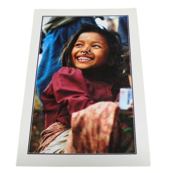 ネパールの人々を映した素朴な風景.農村風景とてもきれいな写真プリントのポストカードです。■全体の大きさ縦:15.5cm 横:10.5cm重さ:5g■ご注意点アジアのポストカードです。経年劣化等により四隅の角がつぶれている裏面の薄い黄ばみが見...