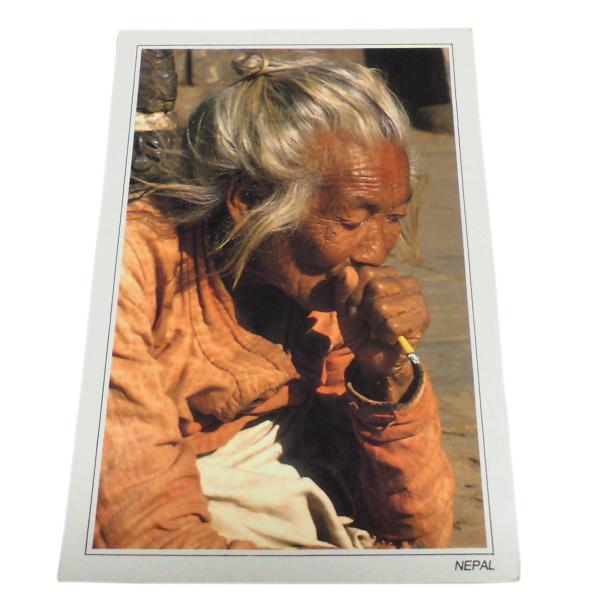 ネパールの人々を映した素朴な風景.農村風景とてもきれいな写真プリントのポストカードです。■全体の大きさ縦:15.5cm 横:10.5cm重さ:5g■ご注意点アジアのポストカードです。経年劣化等により四隅の角がつぶれている裏面の薄い黄ばみが見...