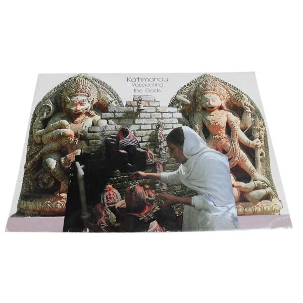 カトマンズの寺院神々への祈りの風景■全体の大きさ横:14.5cm 縦:10.5cm重さ:5g■ご注意点アジアのポストカードです。経年劣化等により四隅の角がつぶれている裏面の薄い黄ばみが見られるものがあります。複数ある物は質の程度はランダムで...