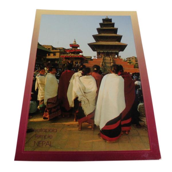 ネパールのバクタプルにあるニャタポラ寺院■全体の大きさ横:14.5cm 縦:10.5cm重さ:5g■ご注意点アジアのポストカードです。経年劣化等により四隅の角がつぶれている裏面の薄い黄ばみが見られるものがあります。複数ある物は質の程度はラン...