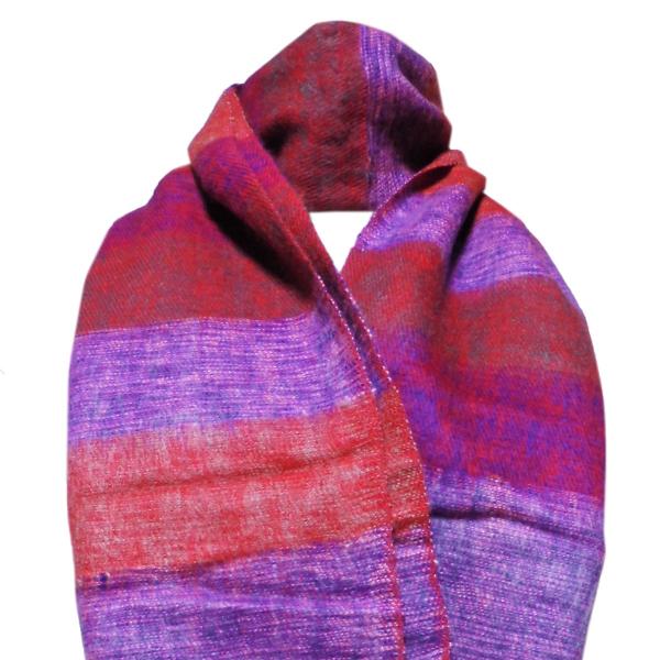 冬の定番、大人気あったかマフラーです。生地は少しモヘアー状になっていて、ふわふわで、やさしい肌さわりです。冬コーデに大活躍です。シンプルなデザインと色合いなので男女兼用出来ます。■全体の色と寸法　ピンク紫・オレンジ系 全長：146cm 幅：...