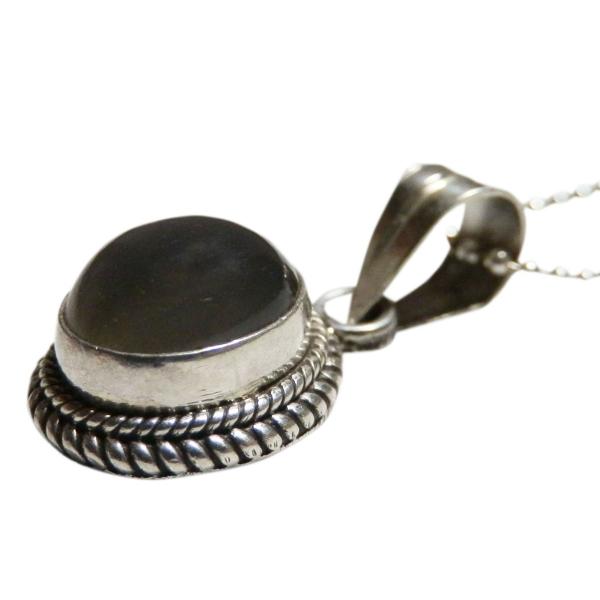 シンプルで小さいムーンストーンのネックレス普段でも付けれる商品です。■全体の大きさたて・・・12mm　よこ・・・10mm石の大きさたて・・・10mm　よこ・・・8mm奥行き・・・8mm　重さ・・・2.5ｇペンダントの裏側・・石が見えるように...