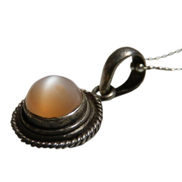 シンプルで小さいオレンジムーンストーンのネックレス普段でも付けれる商品です。■全体の大きさ直径・・・12mm石の大きさ直径・・・8mm奥行き・・・7mm 重さ・・・2.0g40cmシルバーボールチェーンが付きます。■ご注意点アジアで買い付け...