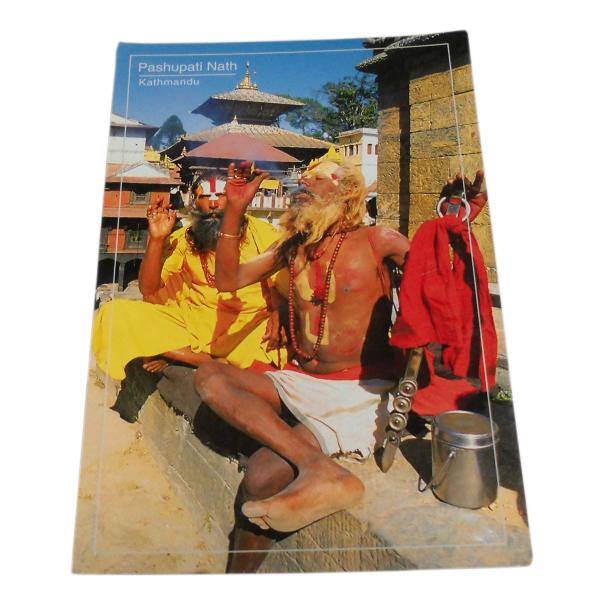 ネパールの写真をプリントしたポストカードサドゥー(sadhu)とは、サンスクリット語、もしくはパーリ語で、ヒンドゥー教におけるヨーガの実践者や放浪する修行者の総称。日本語では「行者」「苦行僧」と表現します。面白いポストカードです。■全体の大...