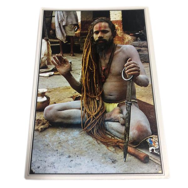 ネパールの写真をプリントしたポストカードサドゥー(sadhu)とは、サンスクリット語、もしくはパーリ語で、ヒンドゥー教におけるヨーガの実践者や放浪する修行者の総称。日本語では「行者」「苦行僧」と表現します。面白いポストカードです。■全体の大...
