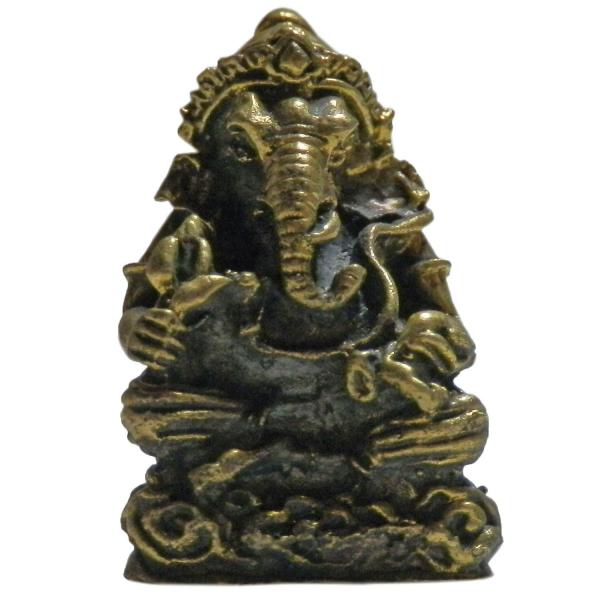 小さいガネーシャで、机の上にも置けますガネーシャ神は、象（ゾウ）の頭をした、大人気の幸運の神様です■全体の大きさ高さ・・・2,6cm 底(台座)の幅・・・1,6cm台座の高さ・・・4mm 仏像本体の高さ・・・2,2cm■生産国・・・タイ■素...