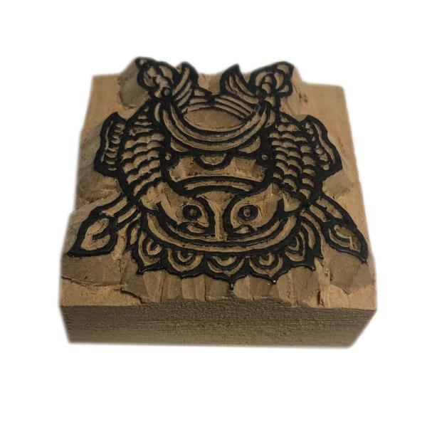 ウッドブロックプリント木版染のスタンプです。もともとは木版にデザインを彫り染料をつけて布にプリントするスタンプですがサンプルは紙にプリントしています。飾り物として、陶芸などにも使っている方もいらっしゃいます。手彫りがかわいいスタンプです。チ...