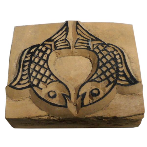 ウッドブロックプリント木版染のスタンプです。もともとは木版にデザインを彫り染料をつけて布にプリントするスタンプですがサンプルは紙にプリントしています。チベットの八吉祥紋様の一つSUVARNA　MATSYA（黄金の双魚）2匹の魚が頭と尾をくっ...