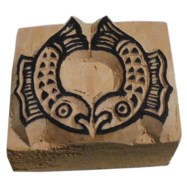 ウッドブロックプリント木版染のスタンプです。もともとは木版にデザインを彫り染料をつけて布にプリントするスタンプですがサンプルは紙にプリントしています。チベットの八吉祥紋様の一つSUVARNA　MATSYA（黄金の双魚）2匹の魚が頭と尾をくっ...