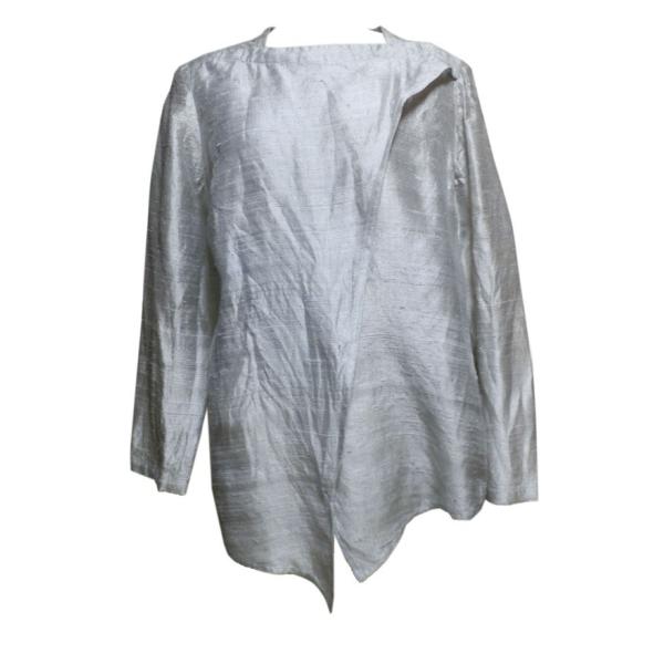 無地シルクのシンプルなブラウス。艶消し独特の生地感も特徴です。前身頃はアンバランスなデザインに。男女兼用出来る個性的で上品な雰囲気です。 ■全体の色と寸法　白グレーがかった銀系着丈:70cm バスト:100cm　袖丈:60cm 肩幅:40c...
