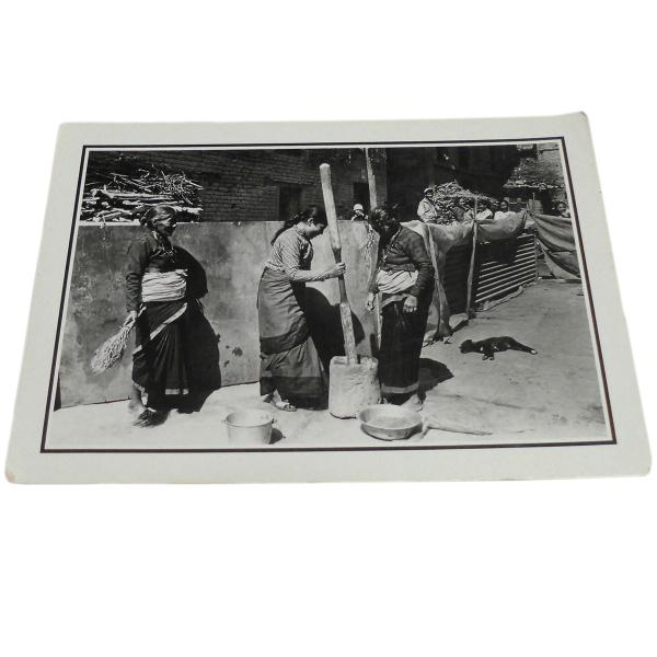 ネパールの人々を映したとてもきれいなモノクロ写真プリントのポストカードです。宛名面には汚れ等が見られます。■全体の大きさ横:16.5cm 縦:11.5cm重さ:6g■ご注意点アジアのポストカードです。経年劣化等により四隅の角がつぶれている裏...