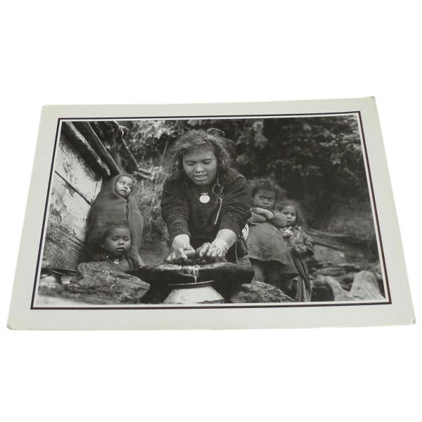 ネパールの人々を映したとてもきれいなモノクロ写真プリントのポストカードです。宛名面には汚れ等が見られます。■全体の大きさ横:16.5cm 縦:11.5cm重さ:6g■ご注意点アジアのポストカードです。経年劣化等により四隅の角がつぶれている裏...