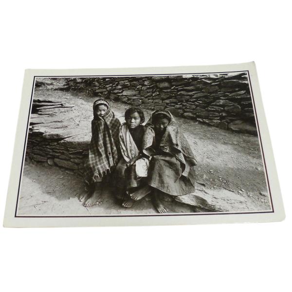 ネパールの人々を映したとてもきれいなモノクロ写真プリントのポストカードです。宛名面には汚れ等が見られます。■全体の大きさ横:16.5cm 縦:11.5cm重さ:6g■ご注意点アジアのポストカードです。経年劣化等により四隅の角がつぶれている裏...