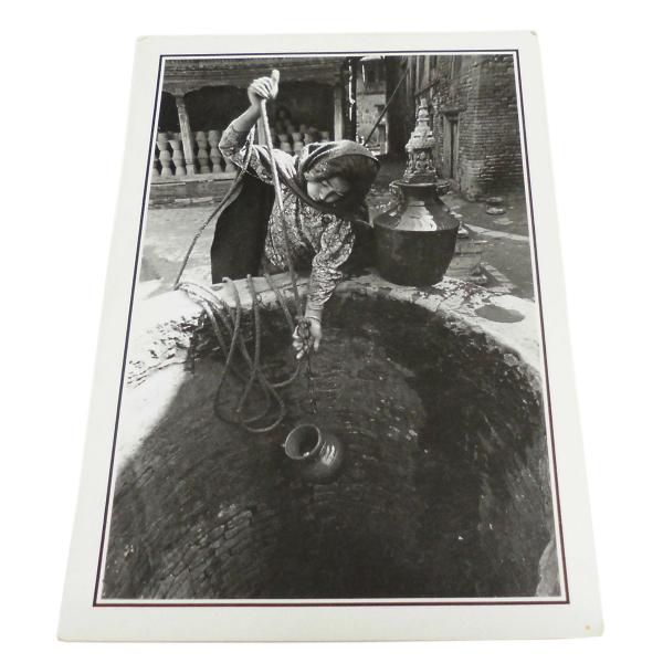 ネパールの人々を映したとてもきれいなモノクロ写真プリントのポストカードです。宛名面には汚れ等が見られます。■全体の大きさ横:16.5cm 縦:11.5cm重さ:6g■ご注意点アジアのポストカードです。経年劣化等により四隅の角がつぶれている裏...
