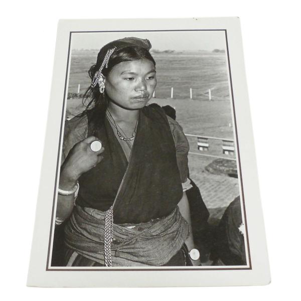 ネパールの人々を映したとてもきれいなモノクロ写真プリントのポストカードです。宛名面には汚れ等が見られます。■全体の大きさ横:16.5cm 縦:11.5cm重さ:6g■ご注意点アジアのポストカードです。経年劣化等により四隅の角がつぶれている裏...