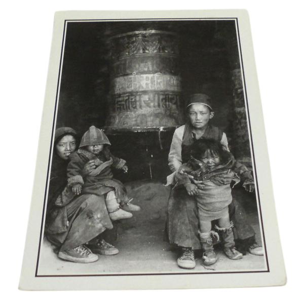 ネパールの人々を映したとてもきれいなモノクロ写真プリントのポストカードです。宛名面には汚れ等が見られます。■全体の大きさ横:16.5cm 縦:11.5cm重さ:6g■ご注意点アジアのポストカードです。経年劣化等により四隅の角がつぶれている裏...