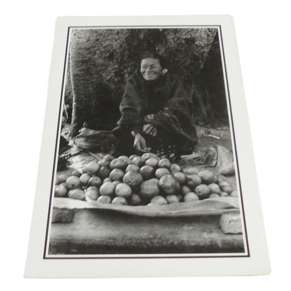 ネパールの人々を映したとてもきれいなモノクロ写真プリントのポストカードです。宛名面には汚れ等が見られます。■全体の大きさ横:16.5cm 縦:11.5cm重さ:6g■ご注意点アジアのポストカードです。経年劣化等により四隅の角がつぶれている裏...