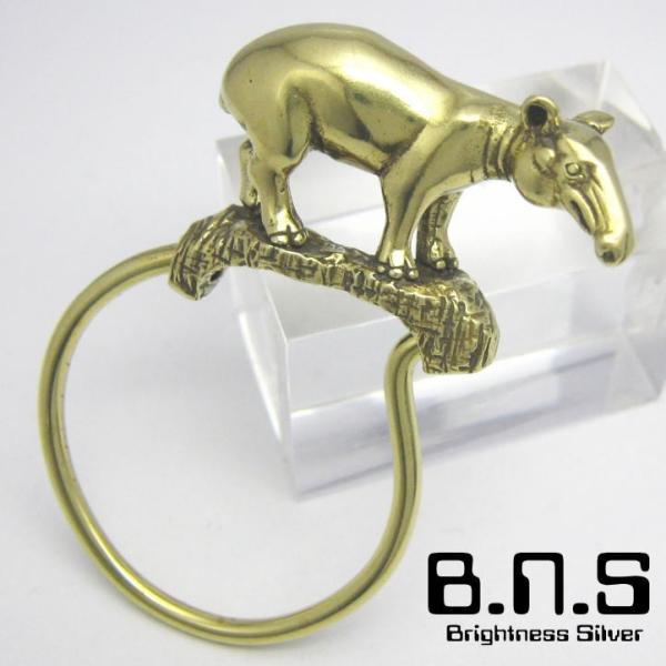 ※写真にあるの鍵は付属しません。キーリングホルダーのみでの販売です。マレーバクをモチーフにデザインされた、真鍮製キーホルダーです。太い針金の輪の部分に力を加えることによって開閉することができます。針金の部分は普通に鋳造したものとは違い、バネ...