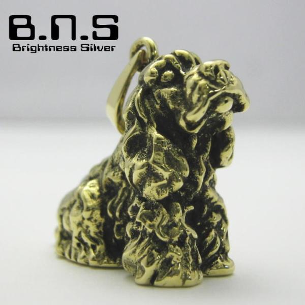 真鍮製のコッカー・スパニエルのペンダントを製作しました。今にも動き出しそうな躍動感に溢れた造形です。かわいらしい鼻や耳、全身の毛並みまでしっかりと表現されています。動物好き、犬好きな方へのプレゼントなどにいかがでしょうか。原型製作、鋳造、仕...