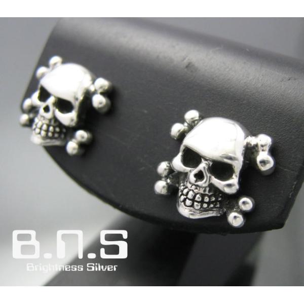 十字に組んだ骨とスカルを組み合わせた、シルバー925製ピアスです。※片方ずつの販売になります。(個数1＝1個、個数2＝1ペア)この商品は当社の自社工場にて、鋳造から仕上げまでのすべての工程を、 熟練の職人が一つ一つ手作業で製造した、ハイクオ...