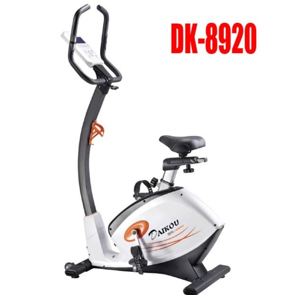 フィットネスバイク家庭用DK-8920　★只今欠品中です。次回2026年1月15日入荷予定乗り降りしやすいエアロバイクです。サドルも上下・前後・角度の調節ができ、ハンドルの角度調節も可能です。パネル表示も見やすい液晶表示。負荷は電動３２段階...