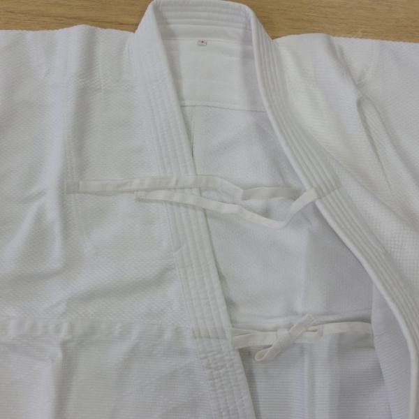 合気道衣　胸紐取り付け当社販売の合気道衣は男女兼用のため胸紐はついておりませんので、主に女性用に、胸紐をお付け致します。※当店にて合気道衣をご購入の際のみ受付可能。必ず合気道衣と一緒に注文してください。※割引等の対象外となります。※取付の基...