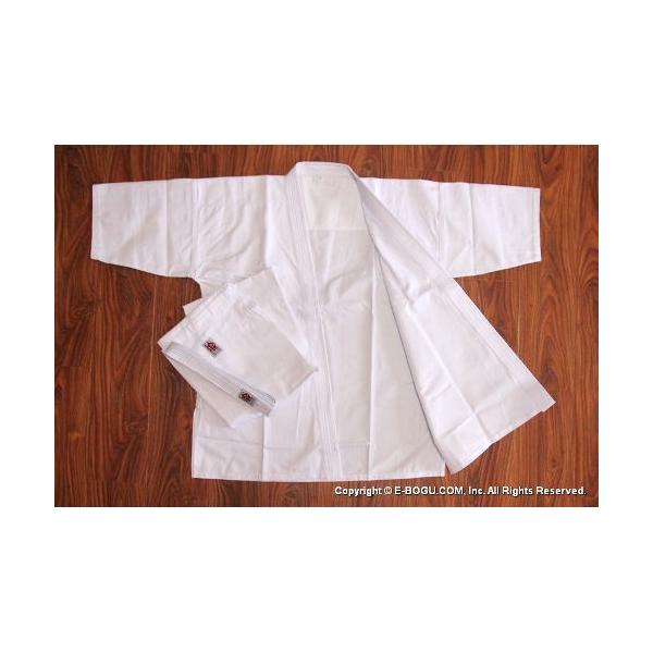 晒フルコン空手道衣セット（白）　綿100%製※上下セット。白帯付き上衣：　11号帆布ズボン：　9A※綿100%の製品ですので、洗濯時（水洗い、陰干し）に約3〜4％程の縮みが発生します。※サイズ確認のためご注文の際には備考欄にお客様の身長・体...