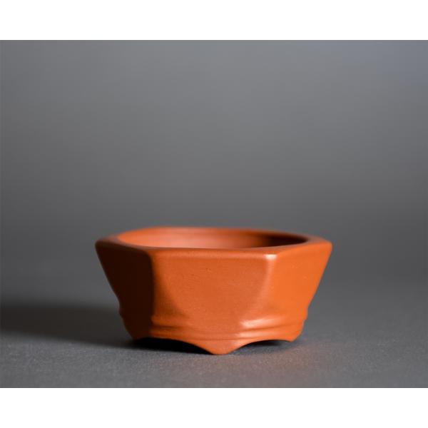 泥鉢 / 國井正子 朱泥盆栽鉢作家商品名：朱泥六角盆栽鉢サイズ：角5.5cm：辺4.9cm×高さ2.4cm ◎ 角は上面の角から角、辺は上面の辺から辺の寸法●送料割引・合計6,000円以上のお買物で送料500円値引き。・合計20,000円以...