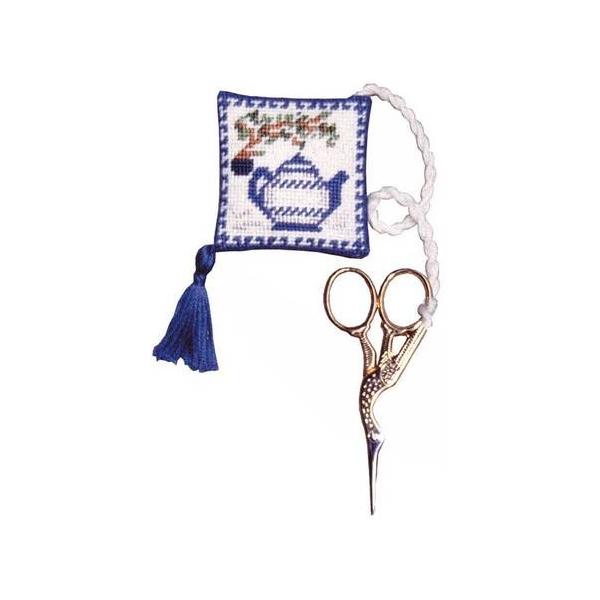 サイズ：約6×6cmキット内容：刺繍布、刺繍糸、針、図案、簡単な日本語説明書付き刺繍布：キャンバス　 （1cmに7目）難易度：中級者向き プチポワンハサミはキットに含まれていません。