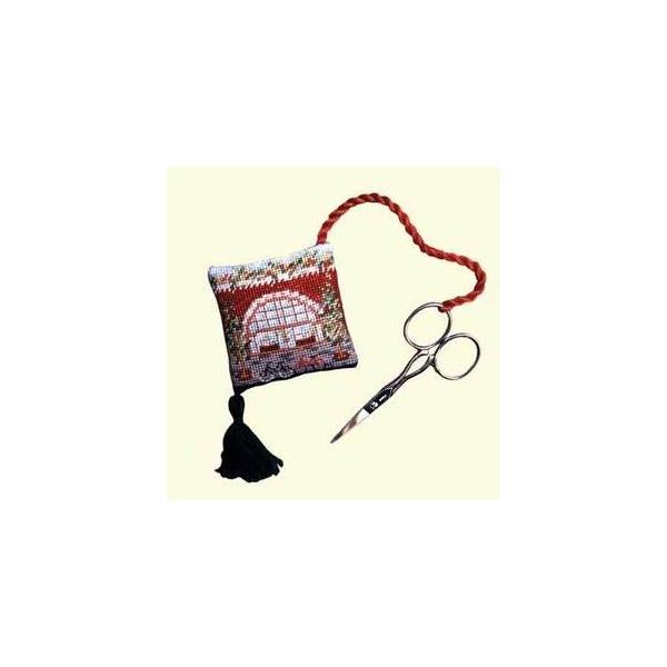 サイズ：約6×6cmキット内容：刺繍布、刺繍糸、針、図案、簡単な日本語説明書付き刺繍布：キャンバス　 （1cmに7目）難易度：中級者向き プチポワンハサミはキットに含まれていません。