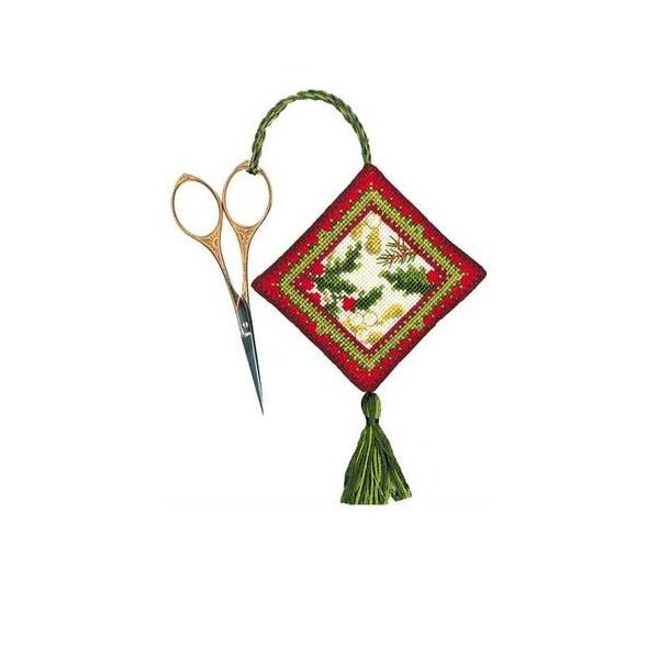 サイズ：約7×7cm キット内容：刺繍布、刺繍糸、針、図案、簡単な日本語説明書付き刺繍布：コットンアイーダ　18カウント （1cmに7目） 難易度：中級者向き クロスステッチ ハサミはキットに含まれていません。