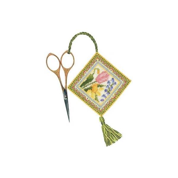 サイズ：約7×7cm キット内容：刺繍布、刺繍糸、針、図案、簡単な日本語説明書付き刺繍布：コットンアイーダ　18カウント （1cmに7目） 難易度：中級者向き クロスステッチ ハサミはキットに含まれていません。