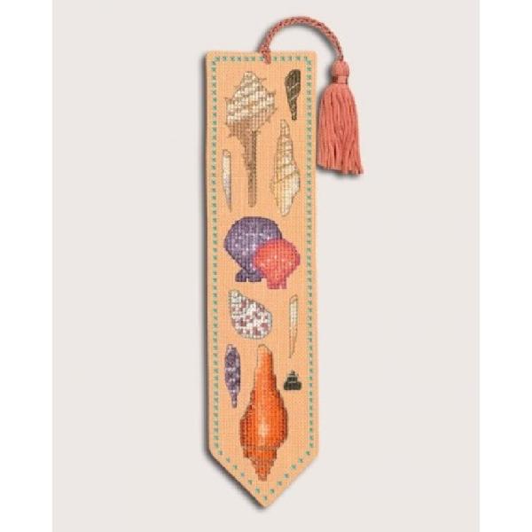 サイズ：約 4.5 x 20.2 cmキット内容：刺繍布、DMC刺繍糸、刺しゅう針、図案、キータッセル、簡単な日本語説明書刺繍布：リネンイーブンウィーブ （サーモン）1cmに12目難易度：中級者向き クロスステッチ