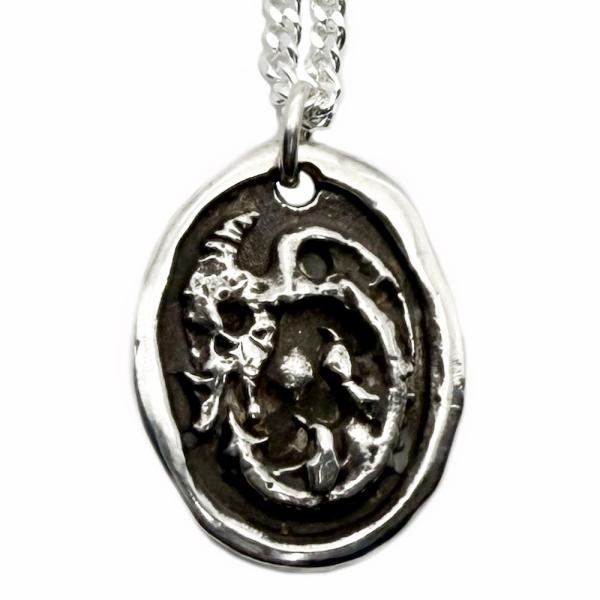 ヒッピーアートを製作するペインターとして自分を表現していたデザイナーのアレックス。1971年ニューヨークのソーホーに店舗をオープン。何を表現し、何を訴えかけるのかというコンセプトを大切に、一つ一つ彼の手作業で仕上げていく。アンティークなデザ...