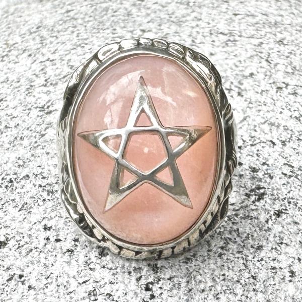 ヒッピーアートを製作するペインターとして自分を表現していたデザイナーのアレックス。1971年ニューヨークのソーホーに店舗をオープン。何を表現し、何を訴えかけるのかというコンセプトを大切に、一つ一つ彼の手作業で仕上げていく。アンティークなデザ...